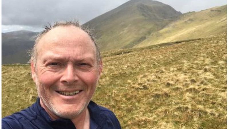 Bywyd mewn lluniau: Y gitarydd Rhys Parry - BBC Cymru Fyw