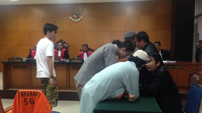 Terdakwa terorisme Batam divonis tiga dan empat tahun penjara - BBC ...