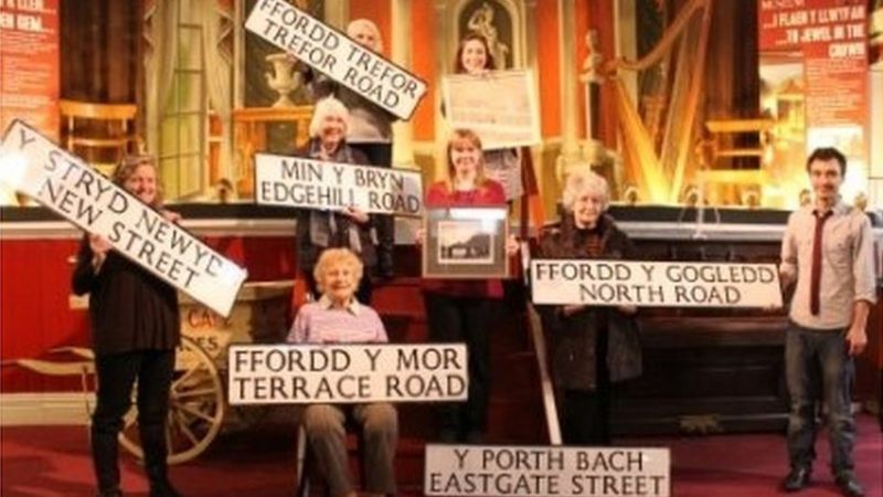 Aberystwyth street signs sold at auction for £15,000 - BBC News