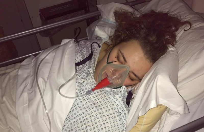 Teens who met during cancer treatment star in new campaign - BBC News