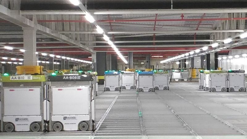The Ocado robot swarms that pack your shopping - BBC News