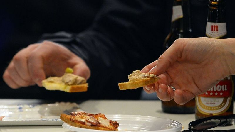 ¿De dónde vienen esos bocados deliciosos llamados tapas? - BBC News Mundo