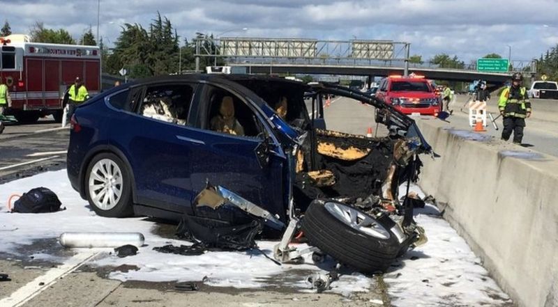 Tesla rebuked by death crash investigators - BBC News