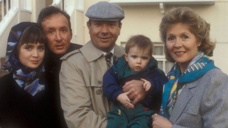 Angela Thorne: To the Manor Born actress dies aged 84 - BBC News