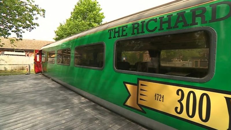 School gets railway carriage classroom to mark 300th anniversary - BBC News