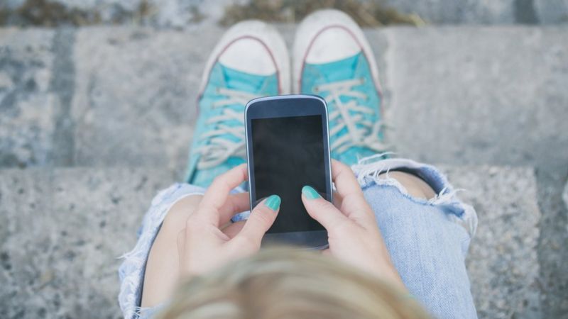 Government targets sexting and cyberbullying - BBC News
