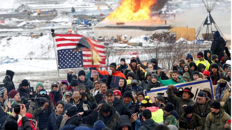 Dakota Access Pipeline: Judge suspends use of key oil link - BBC News