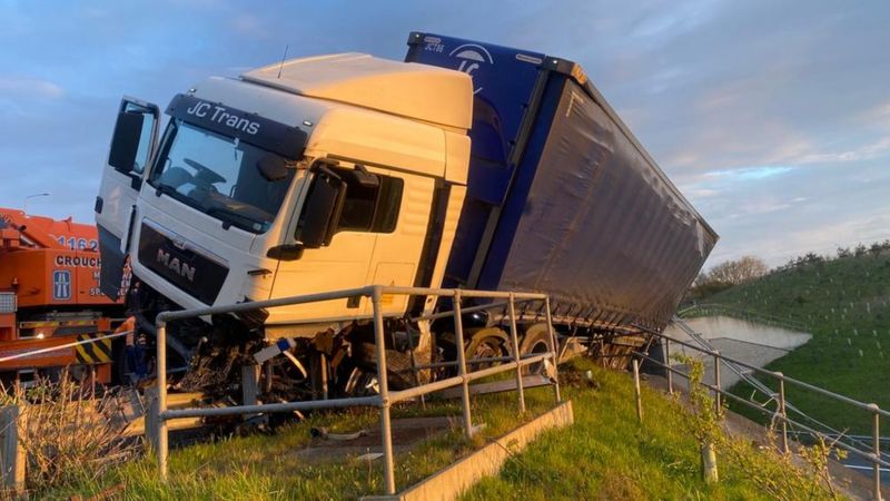 M1 crash leaves lorry hanging off bridge - BBC News