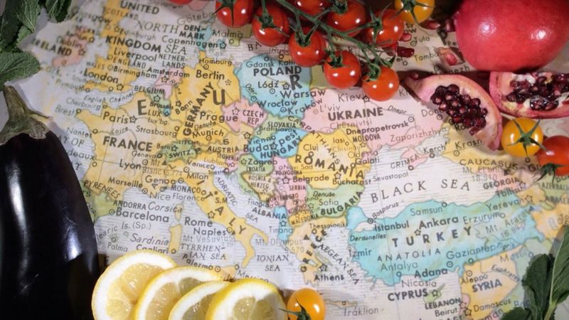 The Syrian refugee who feeds everyone she meets - BBC News