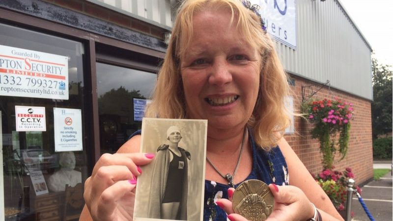 First swimming gold medal won by British woman Lucy Morton sells - BBC News