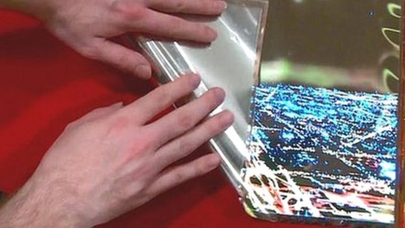CES 2016: Hands-on with LG's roll-up flexible screen - BBC News