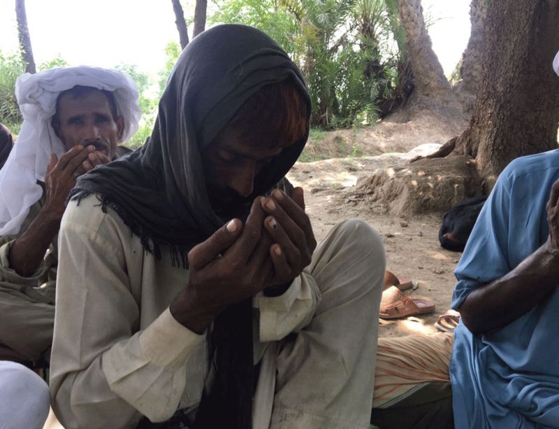 Pakistan inferno: Father's anguish as tanker dead buried - BBC News