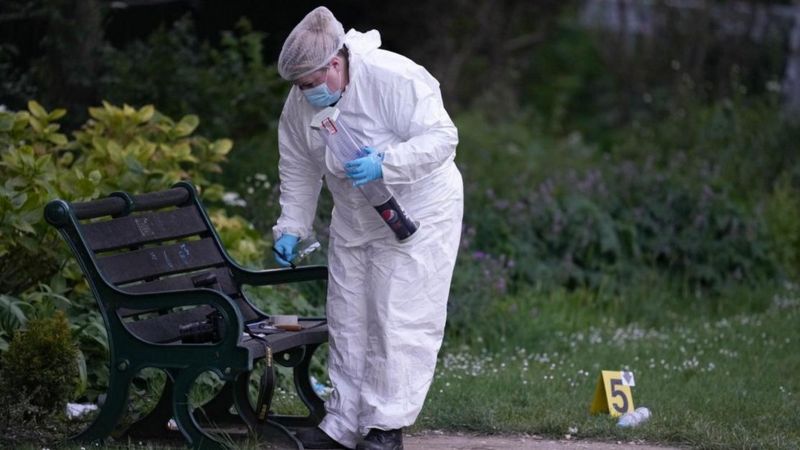Brighton: Teenager in hospital after city centre stabbing - BBC News