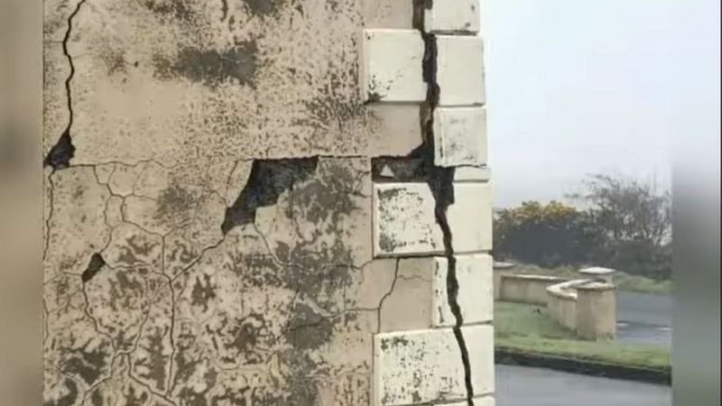 Donegal mica: Crumbling house homeowners protest - BBC News