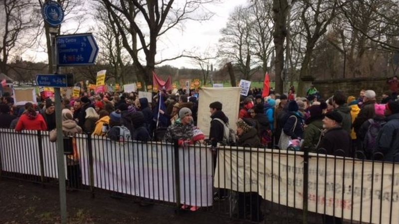 Fresh Scottish protest held against Donald Trump - BBC News