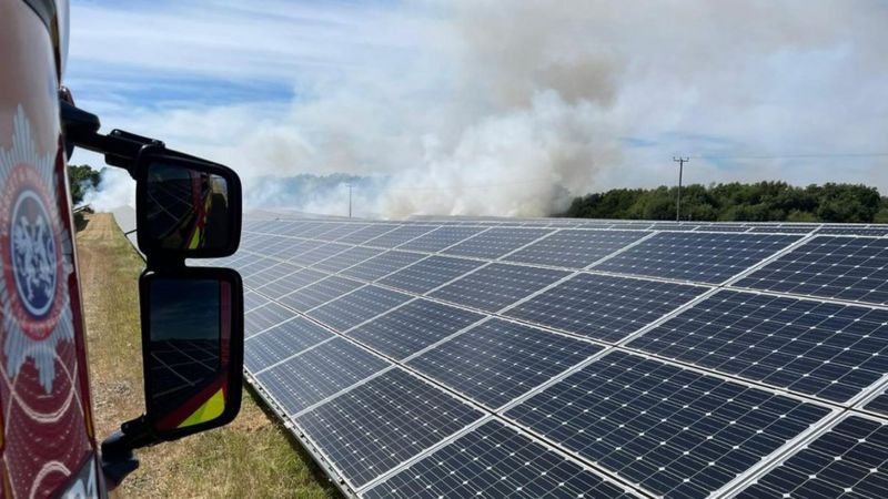 Verwood: Poor parking delays fire crews to solar farm fire - BBC News