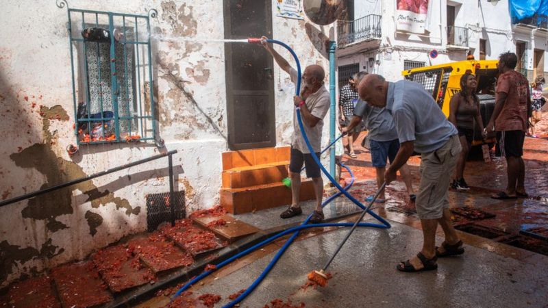 La Tomatina: Spanish tomato throwing festival is back - BBC Newsround