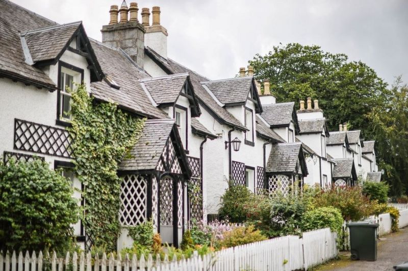 Taymouth Castle: Row over £300m redevelopment shatters peace - BBC News