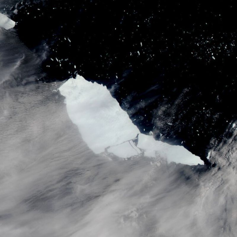 Split signals end for remnant of Antarctic iceberg A68a - BBC News