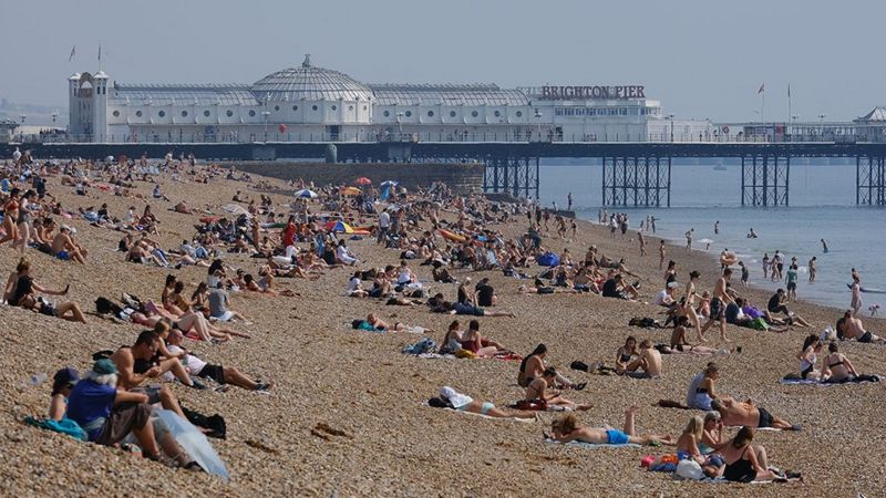 In pictures: Hot weather returns to the UK - BBC News