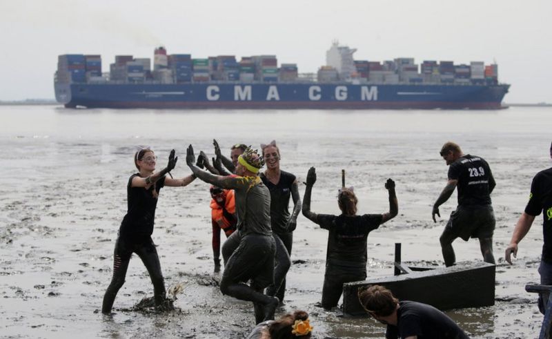 Germany Mud Olympics: Competitors get caked at annual event - BBC News