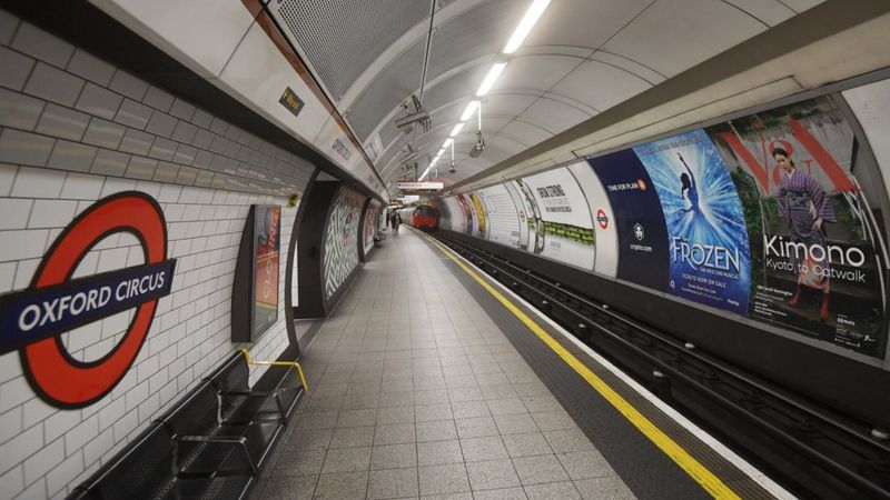 Coronavirus: Pictures show London's empty streets - BBC News