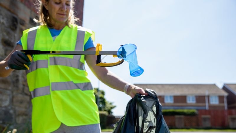 Call for litter-pickers to help clean up Stoke-on-Trent - BBC News
