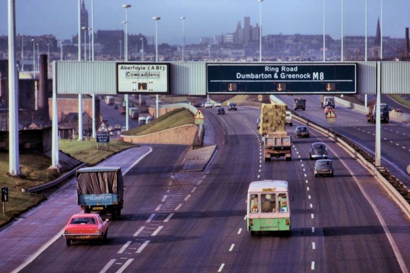 Unseen footage shows Glasgow's M8 motorway in 1970s - BBC News