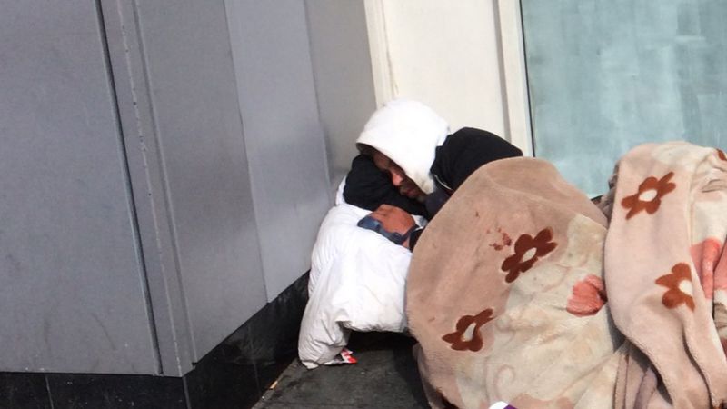 Heatwave leaves homeless 'fighting' over water - BBC News