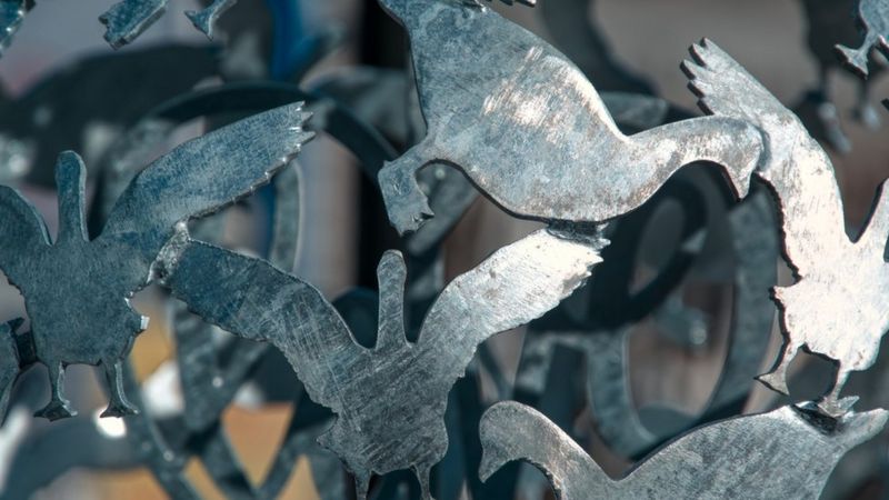 Memorial dedicated to much-loved Watchet goose Derek - BBC News