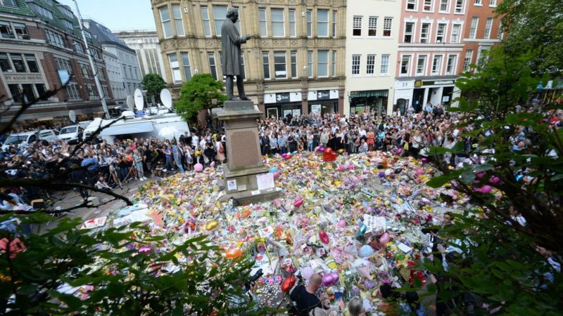 Manchester attack: Hundreds gather to remember victims - BBC News