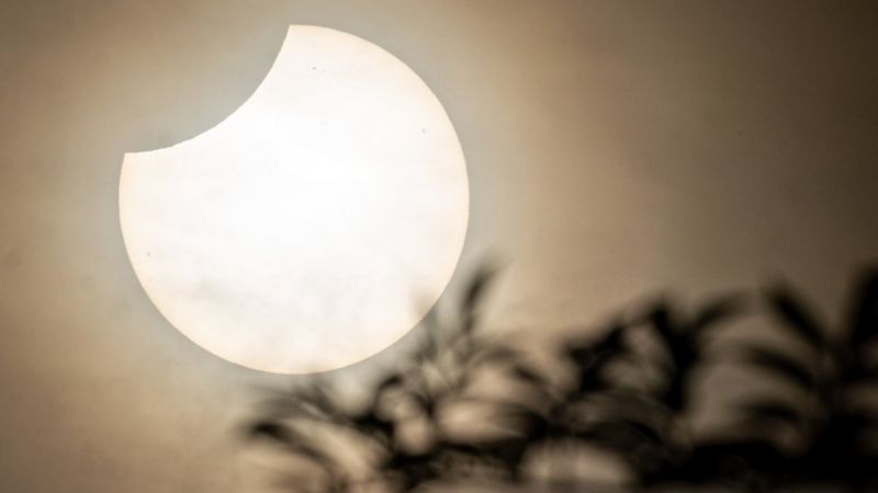 Yorkshire: Sky-watchers capture partial solar eclipse on camera - BBC News