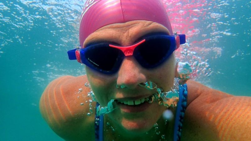 Cross-Channel swim for women after hysterectomies - BBC News