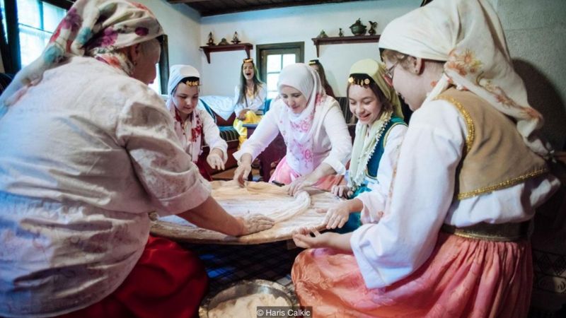 A intrigante e tradicional sobremesa bósnia feita a 12 mãos - BBC News ...