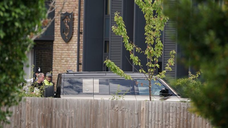 Wimbledon school crash: Driver questioned after death of girl, 8 - BBC News