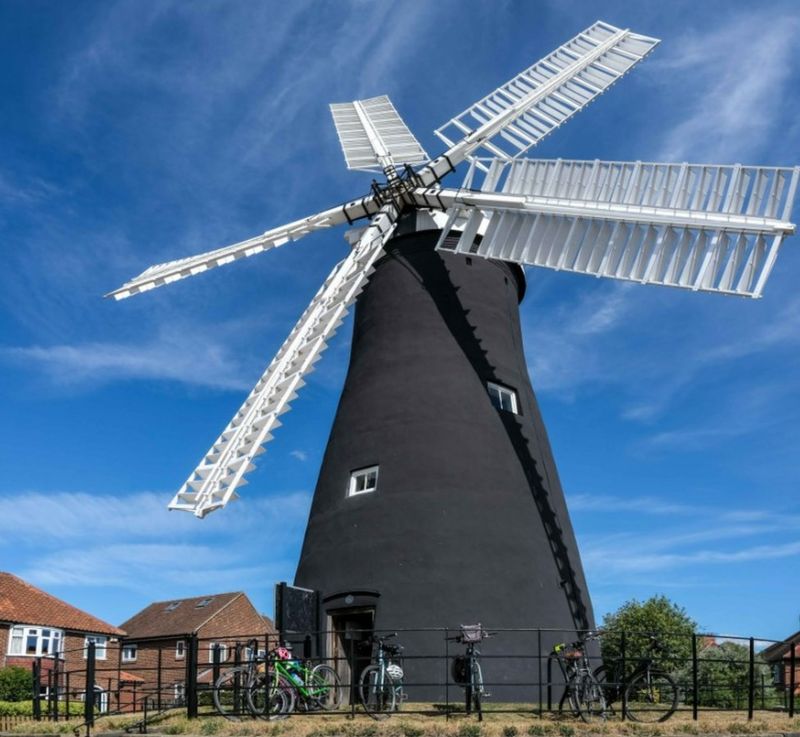Queen Elizabeth II: Holgate Windmill pays tribute to Queen - BBC News