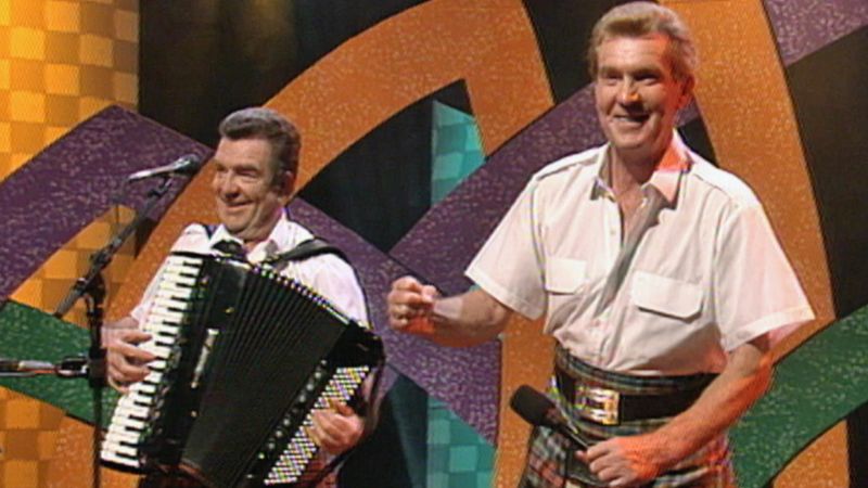 Tom Alexander of The Alexander Brothers dies aged 85 - BBC News