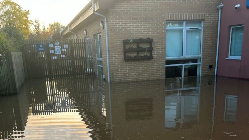 Retford: Flood-hit school 'ends term on high' at new site - BBC News