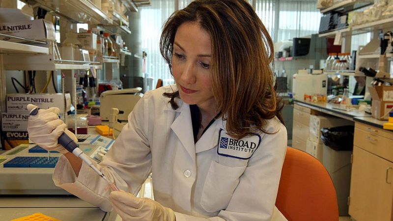 Covid-19: la généticienne qui lutte pour aider à revenir à une vie ...