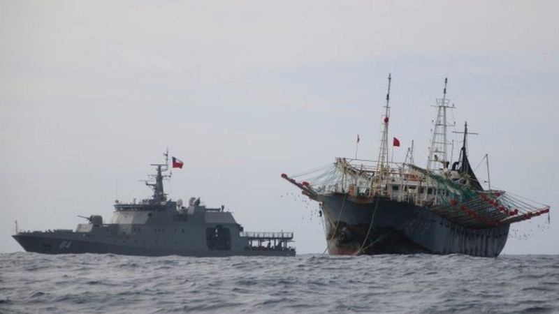 Chilean navy ships monitor huge Chinese fishing fleet - BBC News