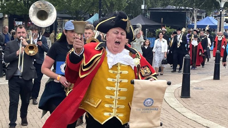 Yorkshire Day marked with mayors' parade through Rotherham - BBC News