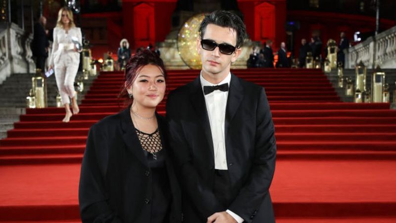 Beabadoobee: The 1975 taught me how to cope with fame - BBC News