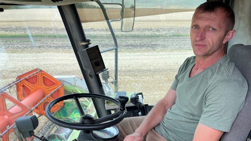 Ukraine's frontline farmers toil on amid explosions - BBC News