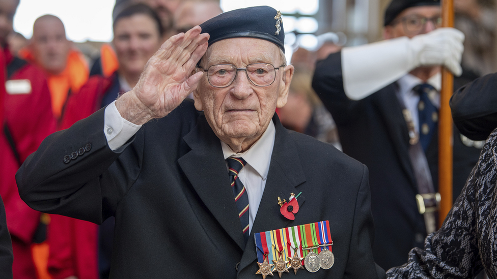 WW2 veteran receives 4,000 cards for 105th birthday - BBC News