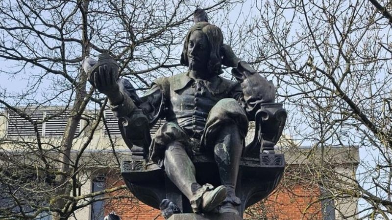 Norwich: 'We could make more of Thomas Browne brain statue' - BBC News