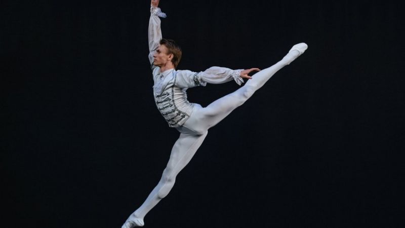 Ukraine war: Ballerinas fight culture war against Russia - BBC News