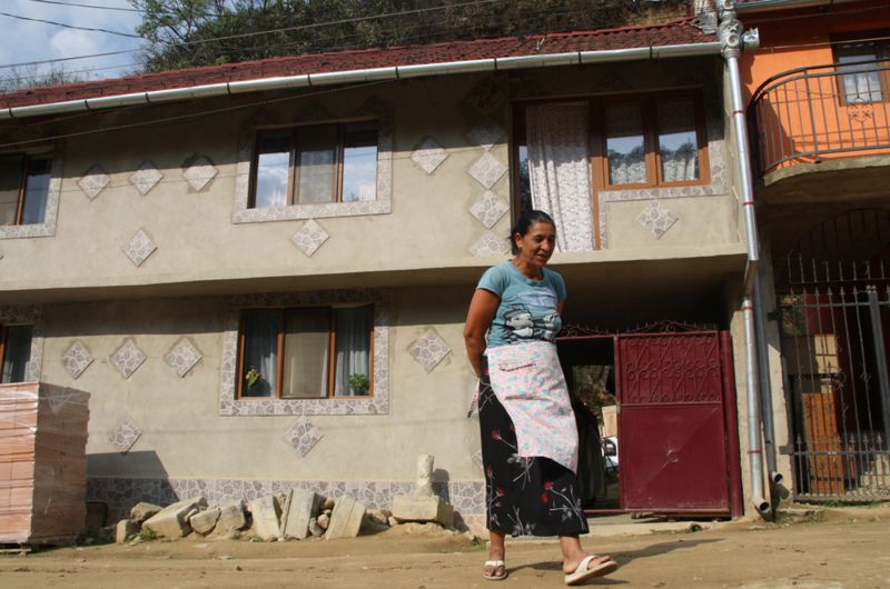 In pictures: Roma slums in Romania and Slovakia - BBC News