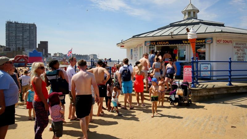 In pictures: Summer arrives in Britain - BBC News
