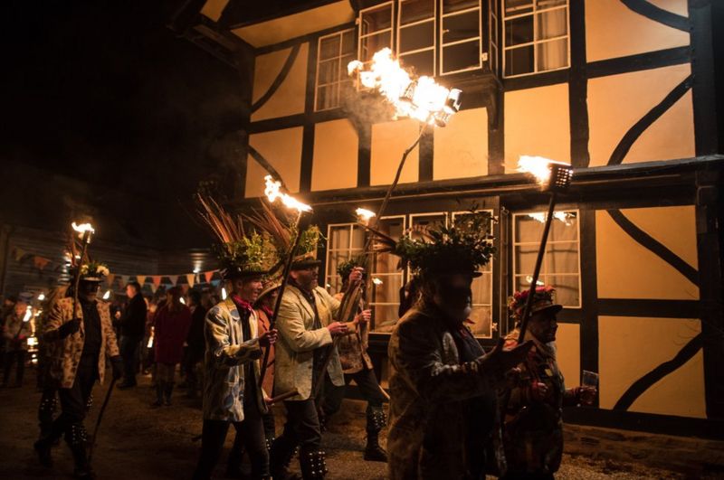 In pictures: Here we come a-wassailing - BBC News
