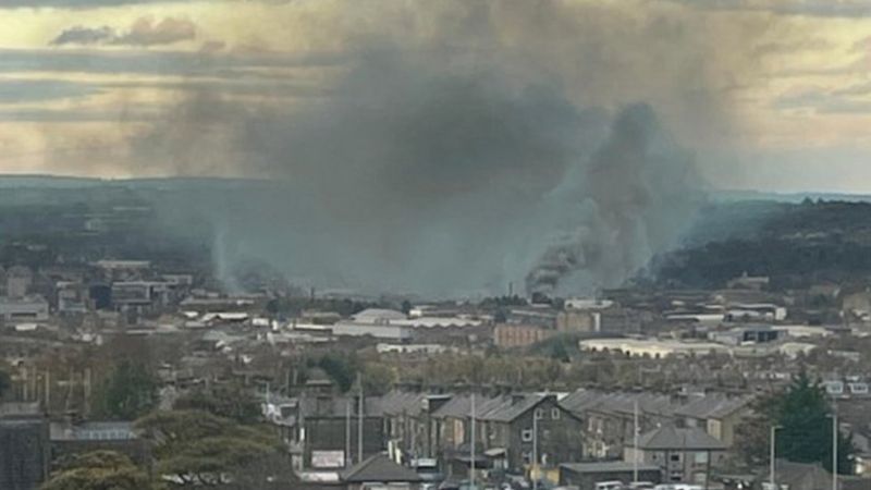 Sixty firefighters tackle blaze near Bradford city centre - BBC News